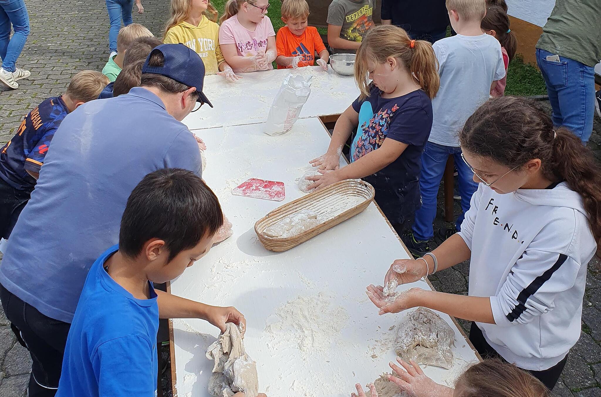 Kinder lernen in Weppersdorf das Brotbacken in den Ferien