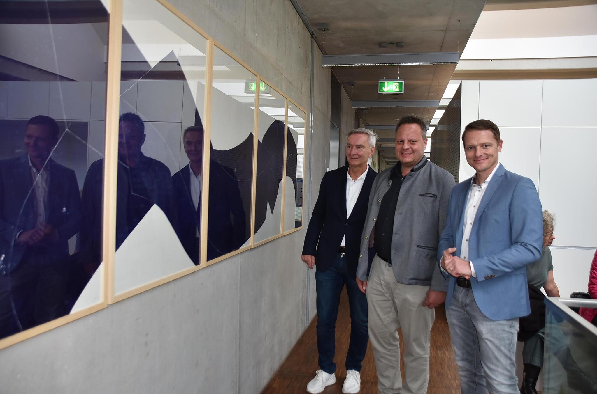 „Into the Blue“ heißt die Ausstellung, die im Gebäude der Kulmbacher ...