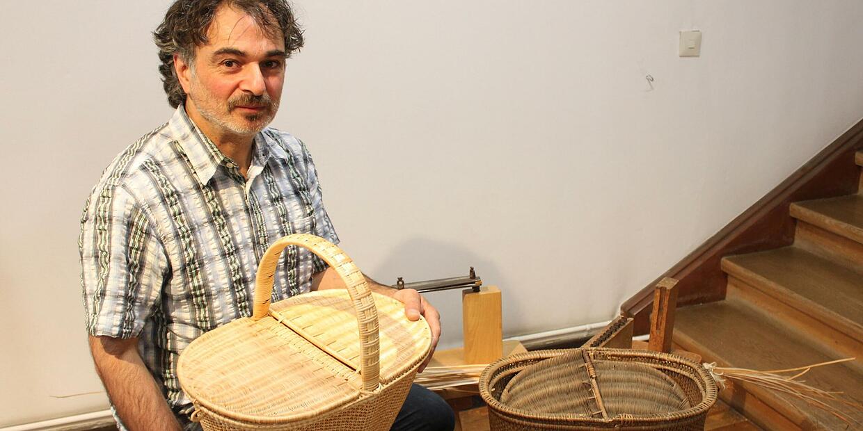 Wie ein maroder, uralter Korb für zwei Korbmacher zu einem ...