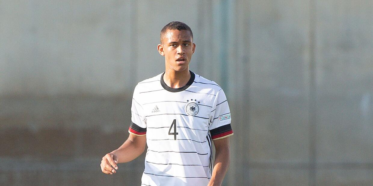 FC Bayern gibt Abwehrtalent Buchmann Profivertrag