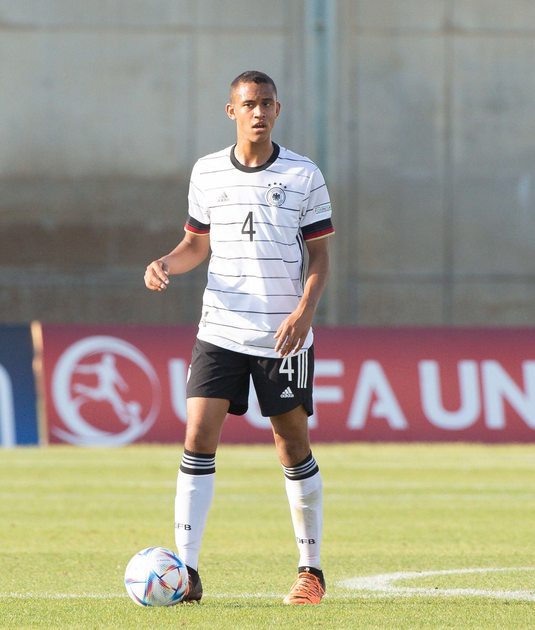 FC Bayern gibt Abwehrtalent Buchmann Profivertrag