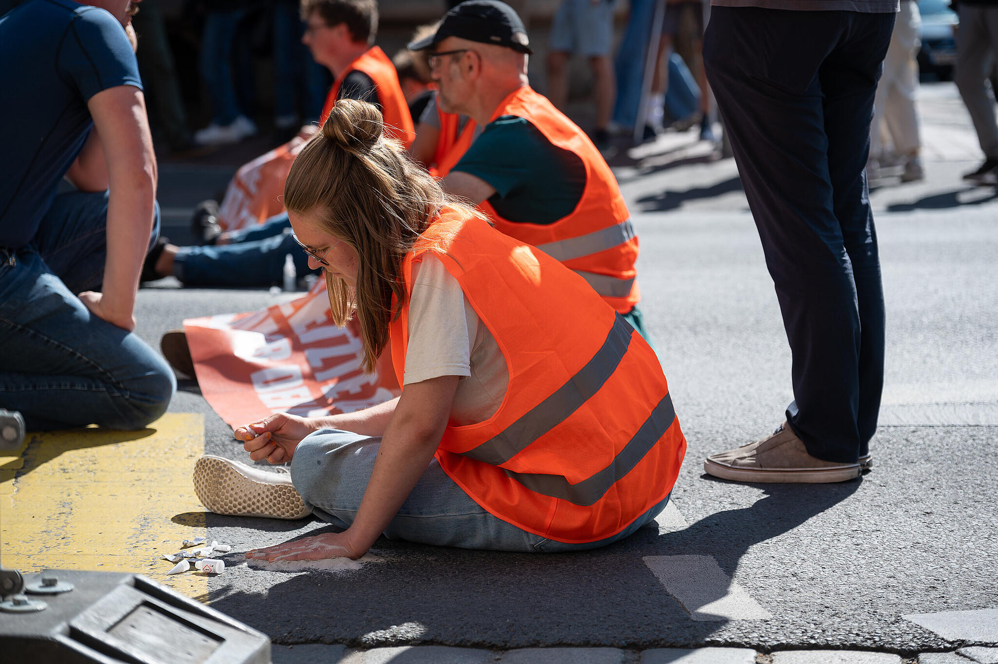 Aktion Letzte Generation: Klimakleber blockieren Verkehr in Bamberg
