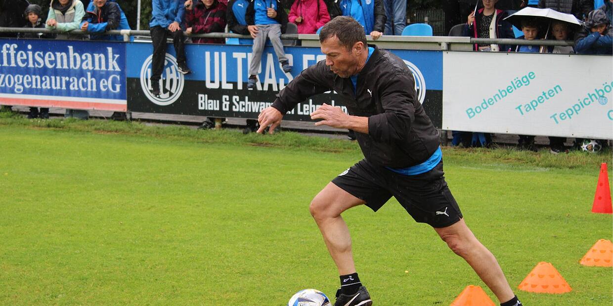 Video: Lothar Matthäus kickt mit Kids des FC Herzogenaurach