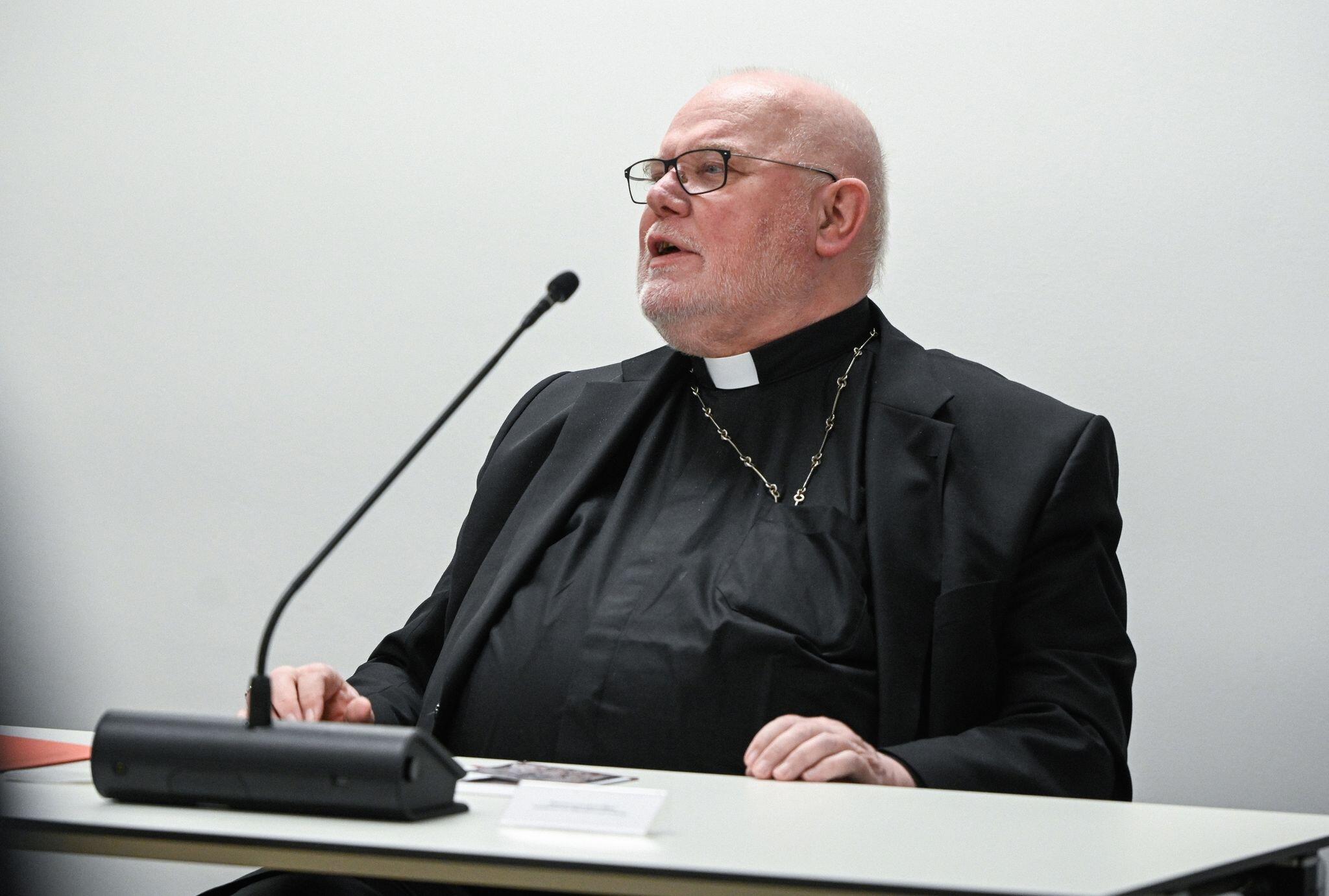 Kardinal Marx feiert Gottesdienst vor barockem Aschauer Grab