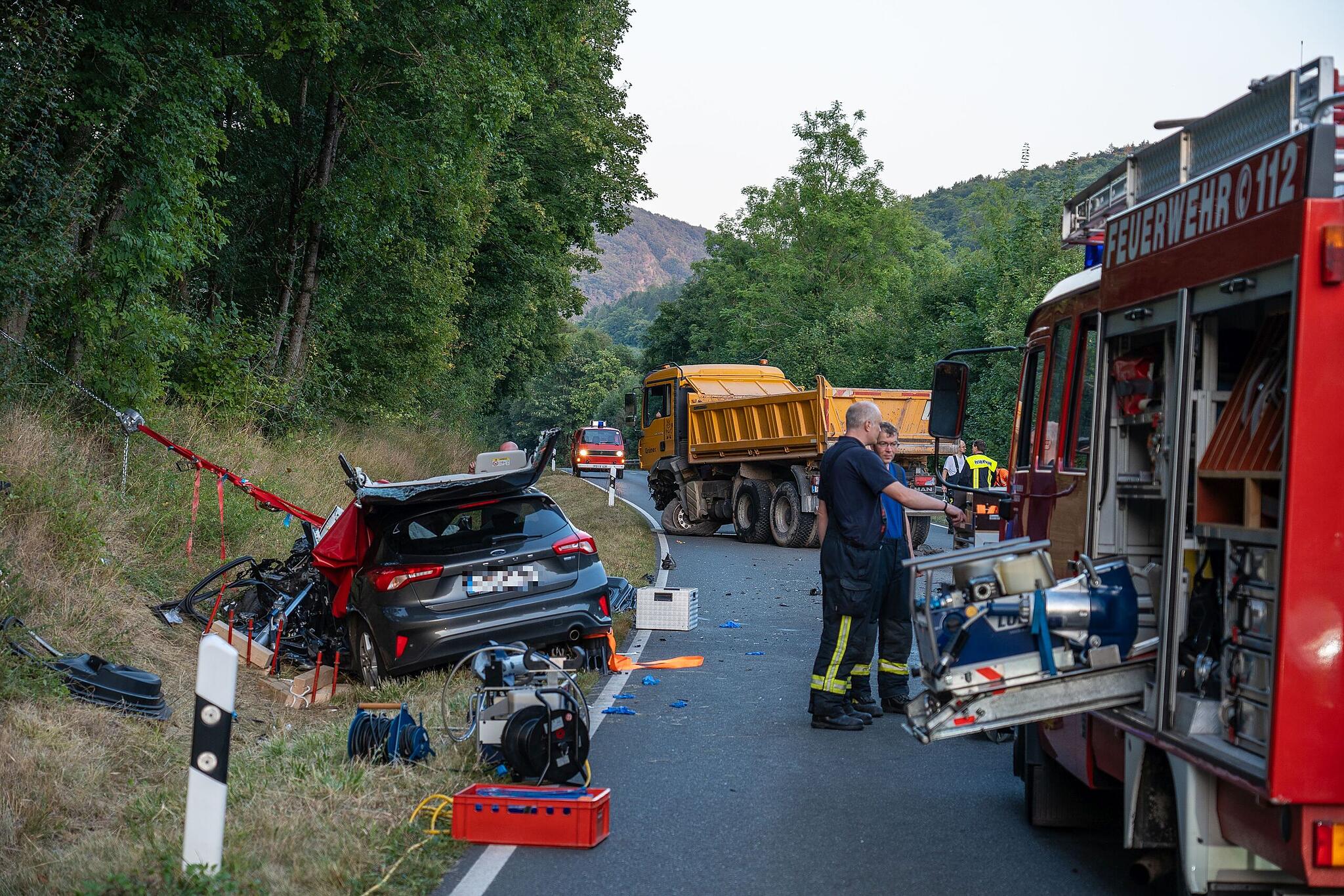 Frontalcrash bei Muggendorf: Junge Frau in Lebensgefahr