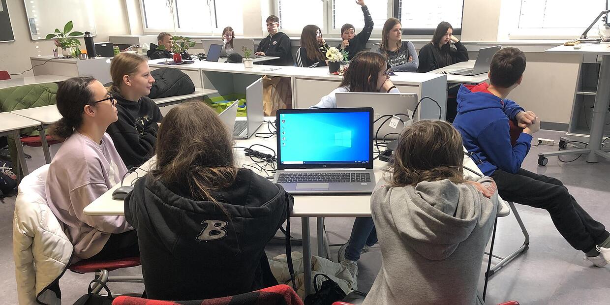 Mit BayCode lernen Schüler der Mittelschule Herzogenaurach das ...