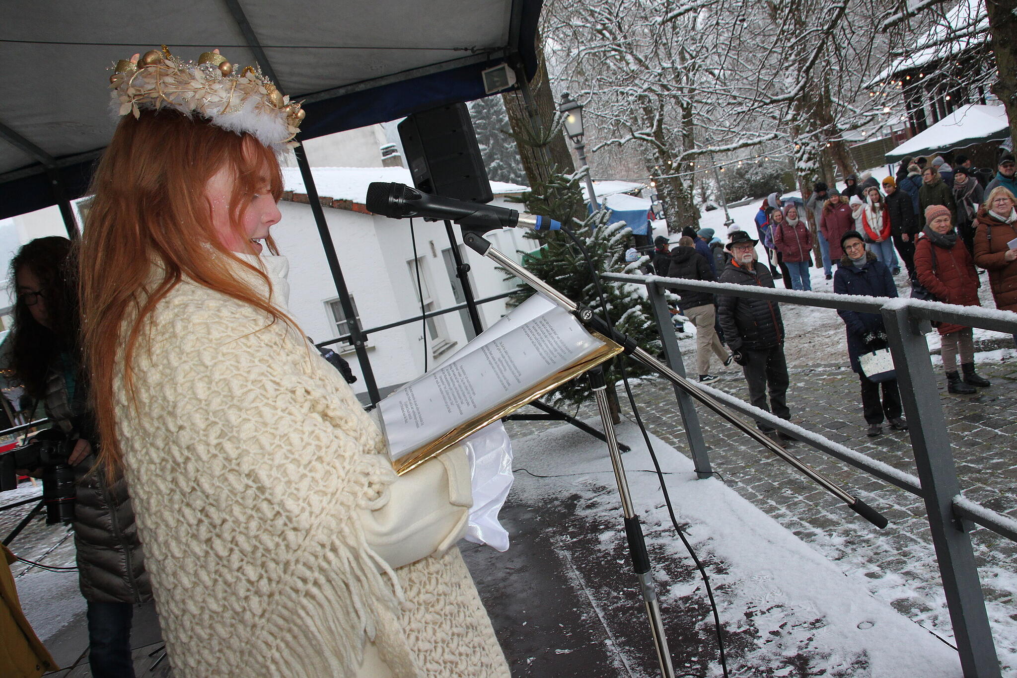 Zahlreiche Besucher strömen zum Blaicher Weihnachtsmarkt im Kulmbacher ...