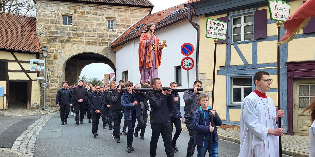 Karfreitagsprozession in Neunkirchen am Brand: Die schönsten Bilder vom ...