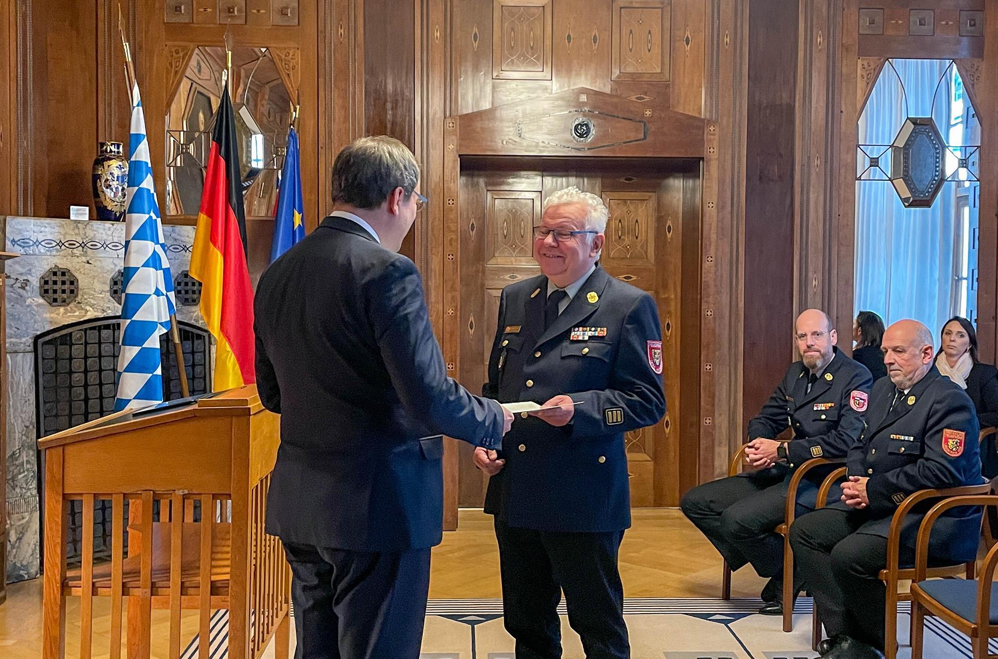 Mit dem Steckkreuz für besondere Verdienste um das Feuerlöschwesen ist ...