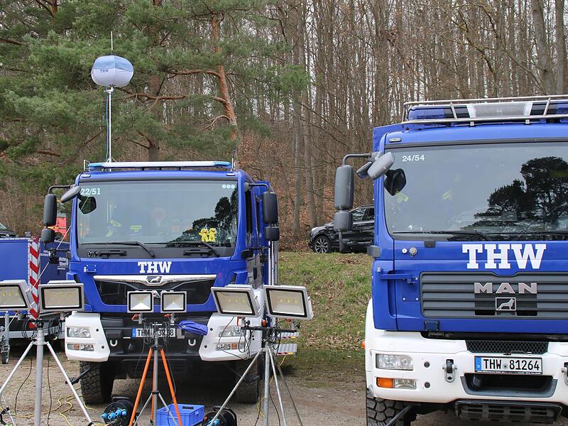 Hammelburg: Feuerwehr und THW lernen, worauf bei der Rettung mit der Motorsäge zu achten ist.