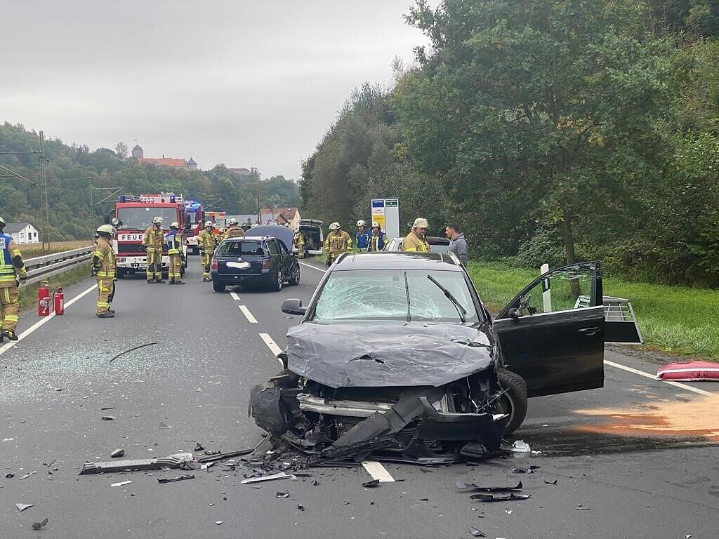 Vier Leichtverletzte bei Frontalzusammenstoß auf der B85