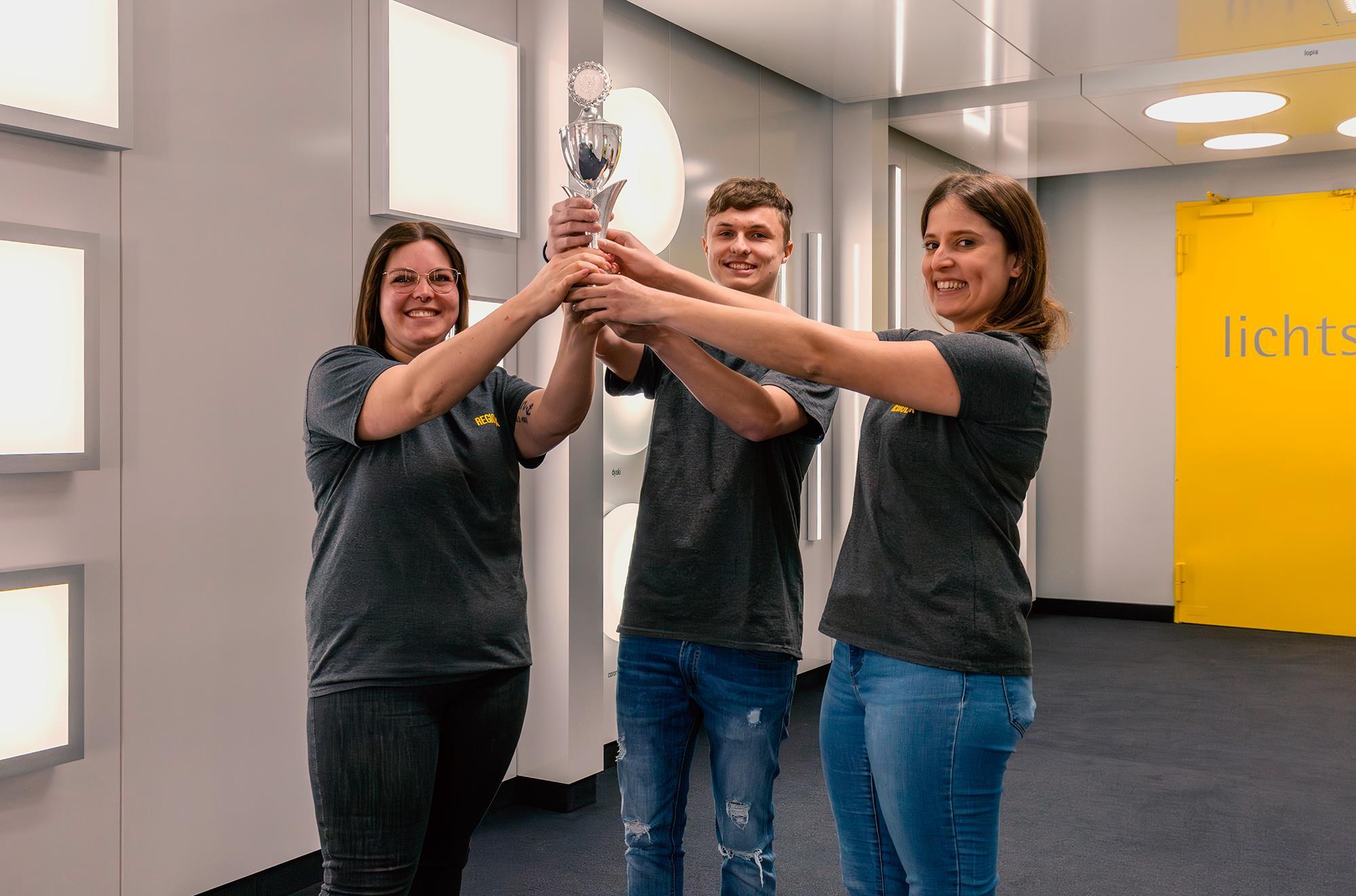 Heimische Auszubildende sind bei Wirtschaftsplanspiel erfolgreich.