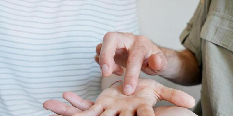 Durch Tasten mit taubblinden Menschen verständigen