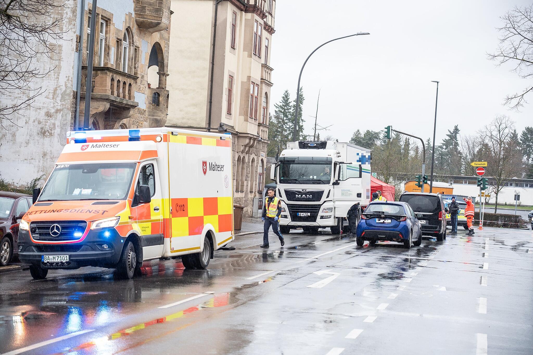 Bamberg: Radfahrerin stirbt nach Unfall mit Lastwagen in Hallstadter Straße
