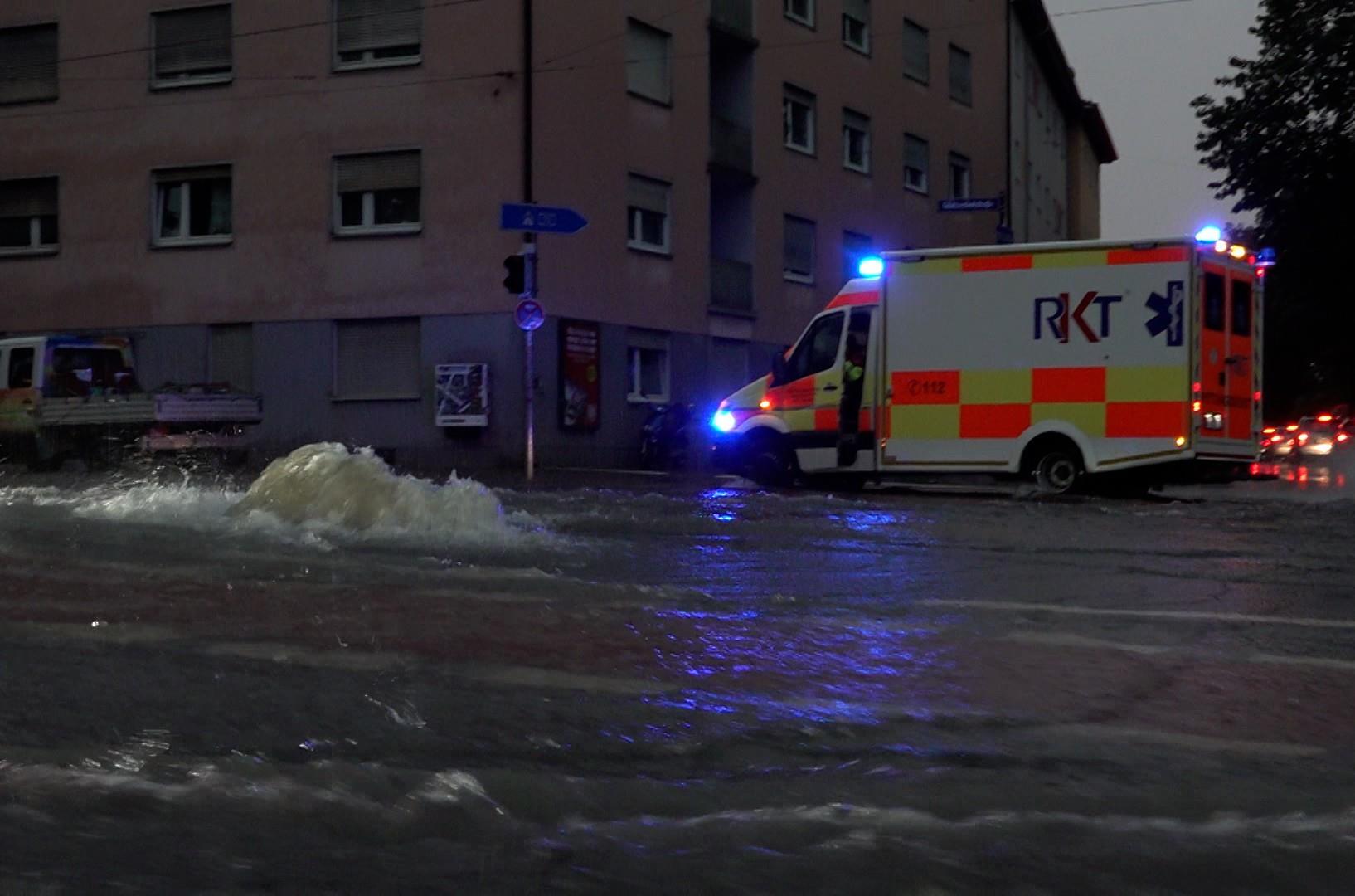 Starkregen in Nürnberg:Familie mit zwei Babys rettet sich aus Unterführung