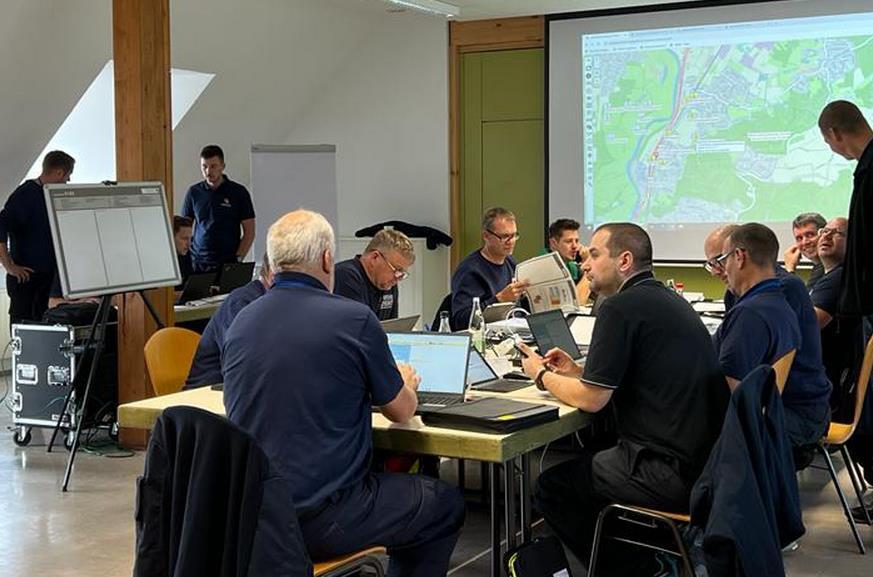 Panik auf Social Media: Retter proben Zugunglück im Landkreis Erlangen ...